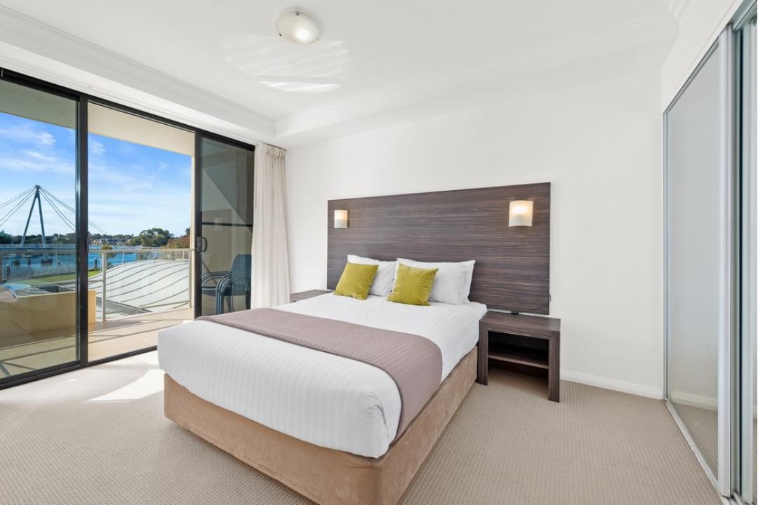 Dolphin Quay Apartments Official Site - 1 Bedroom Marina View Apartment