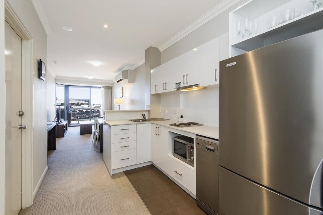 Dolphin Quay Apartments Official Site - 1 Bedroom Marina View Apartment